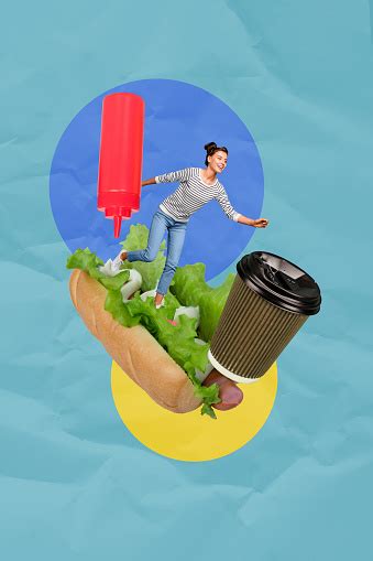 복합 트렌드 아트 워크 스케치 이미지 3d 사진 콜라주 미니어처 젊은 아가씨 스탠드 거대한 샌드위치 소시지 샐러드 배고픈 컵 음료 커피 20 24세에 대한 스톡 사진 및