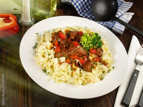 Gulasch Auf Nudeln Mit Paprika Stock Foto Adobe Stock