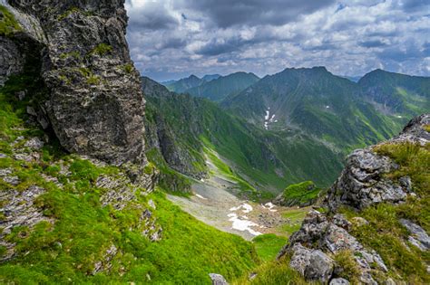 루마니아 파가라스 산맥의 여름 풍경 Balea 호수와 Transfagarasan Road 근처의 하이킹 코스에서 바라본 전망 0