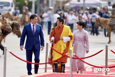 ФОТО Бутан Улсын хаан хатан хоёрыг Д Сүхбаатарын талбайд угтан авлаа