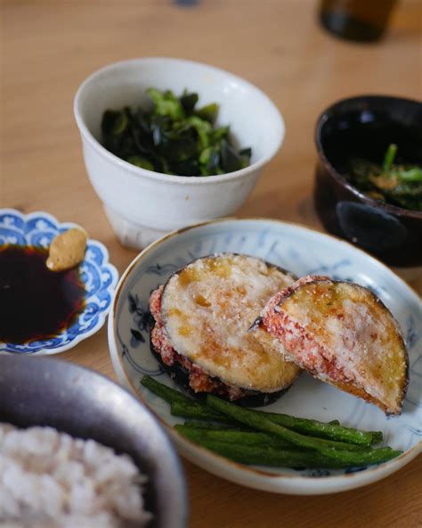 Risa Tsuzuki 秋も感じるけどでもまだまだ暑い、そんな時に食べたくなる茄子の挽肉挟み揚げ。辛子酢醤油でさっぱり☺️ 娘も
