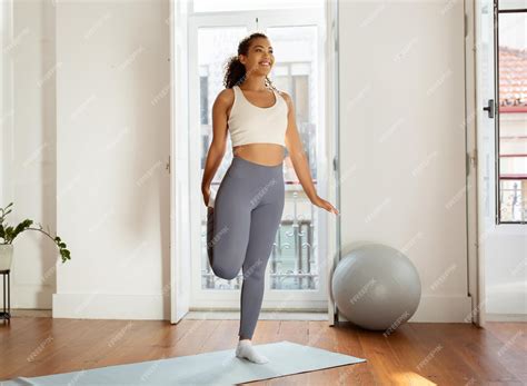Premium Photo Fitness Lady Making Heel To Butt Exercise In Living Room
