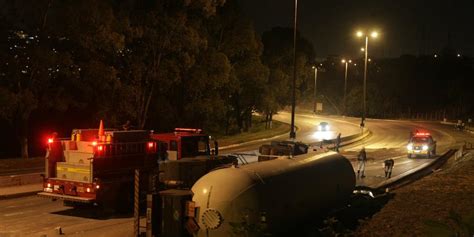 Carreta Tanque Carregada Com 25 Toneladas De Gás Tomba E Para O Anel