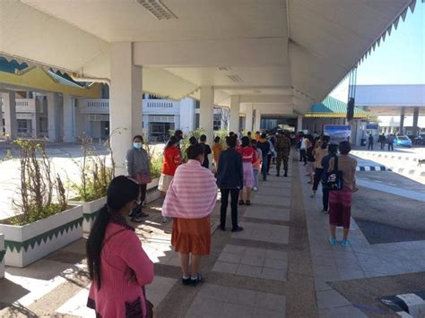 ထိုင်းနိုင်ငံမှ မြန်မာနိုင်ငံသားများ မြဝတီ အမှတ် ၂ ချစ် ကြည်ရေးတံတားမ