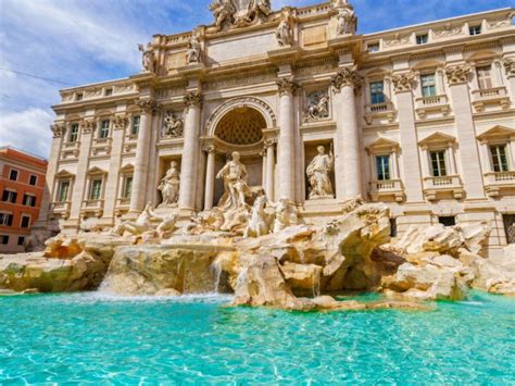 Жена нагази във Фонтан ди Треви в Рим за да си напълни бутилка с вода