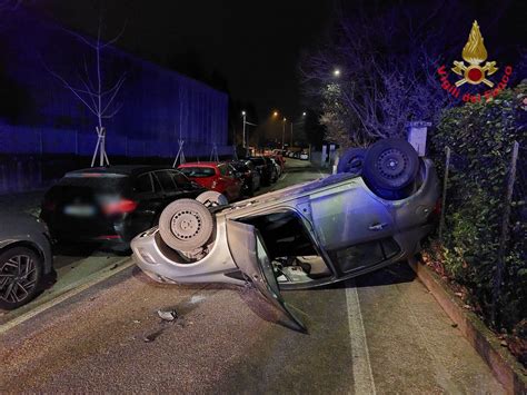 Incidente Stradale In Provincia Di Monza E Brianza Auto Si Ribalta