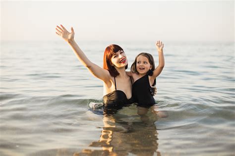 어린 귀여운 딸과 함께 행복한 엄마와 함께 푸른 바다에서 수영합니다 2명에 대한 스톡 사진 및 기타 이미지 2명 가족