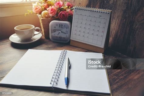 데스크톱 달력 2019 컵 커피의 사무실 책상에 배치 합니다 캘린더와 플래너 시간표 일정 약속 조직 관리 각 날짜 월 및 연도 대 한 노트북 달력 배경 개념입니다 2019