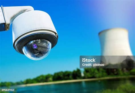 Cctv 보안 카메라와 배경에 흐리게 원자력 발전소의 근접 촬영 이미지 보안 카메라에 대한 스톡 사진 및 기타 이미지 보안