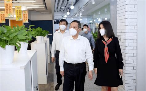 上海市委书记李强走访小红书等企业，以更实举措更优服务助力企业疫情发展瞿芳