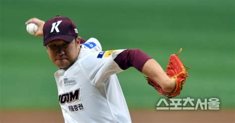 삼성전 역투펼치는 신재영 포토