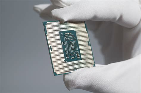 Cpu 컴퓨터 프로세서 칩을 들고 흰 장갑에 손을 Cpu에 대한 스톡 사진 및 기타 이미지 Cpu 금 금속 러시아