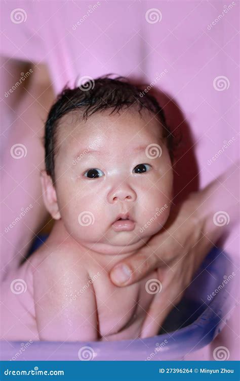 Bebê No Banho Foto De Stock Imagem De Punho Menino 27396264