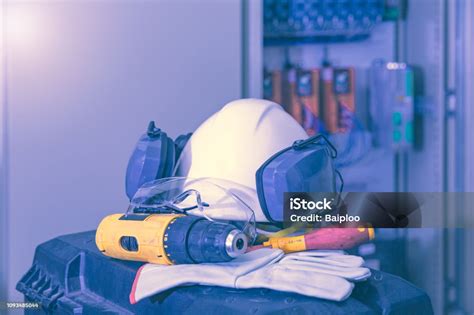 산업 안전 개념 Ppe 전문 작업자 또는 전기에 대 한 작업 전기 드릴 Hardhat 장갑 및 투명도 안경 도구 상자에 넣어