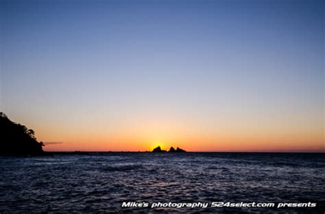 三ツ石から昇る朝日真鶴半島の絶景地で三ツ石のど真ん中に念願叶う日の出撮影