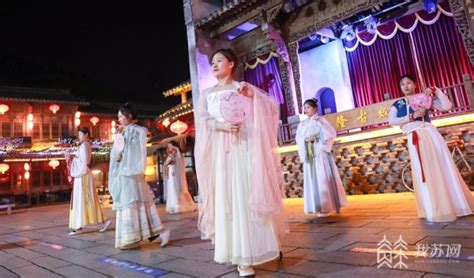 江苏句容：宝华山推出中秋“文旅大餐” 湖上花船巡游演绎中国八大爱情故事我苏网