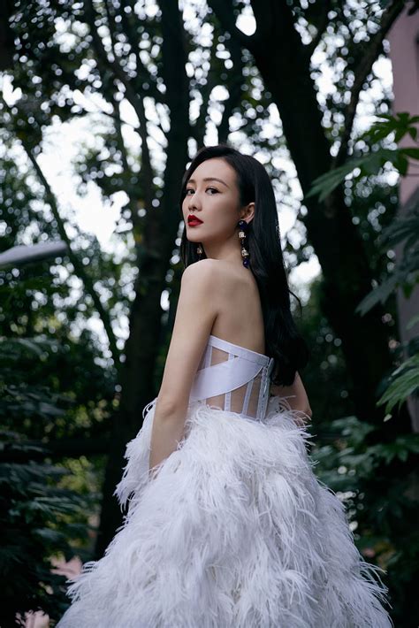 王鸥《浪姐2》成团夜化身高贵白天鹅 置身林间变绿野仙踪小仙女凤凰网