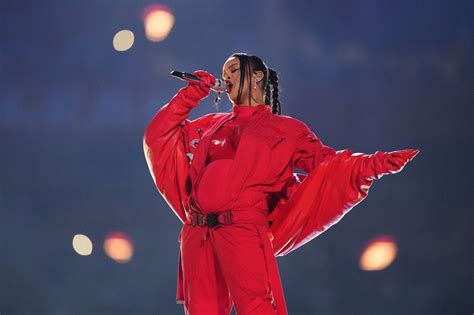 Rihanna Super Bowl Halftime Show Performance Image To U