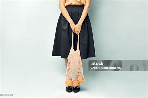 그녀의 손에 오렌지와 문자열 가방을 가진 소녀 소녀의 손에 에코 가방 친환경 포장 35 39세에 대한 스톡 사진 및 기타 이미지