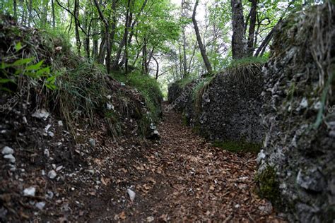 Las fortificaciones en el montículo de Mezzolago en el lago Molveno