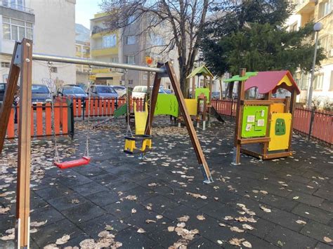 Коледен подарък „СИТИ СОТ“ обнови детска площадка във Враца снимки