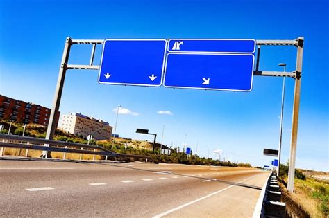 Panneau De Signalisation Routière Route Vide à Travers La Ville Avec