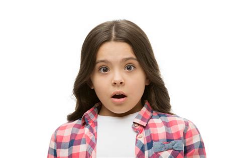 충격을 받은 소녀는 흰색으로 고립되어 있습니다 캐주얼 한 스타일의 작은 아이 긴 갈색 머리 머리를 가진 아이 미용실 안 돼요