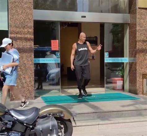 何潤東在橫店穿著背心，肌肉起伏非常強壯，網友：當年真的很喜歡 壹讀