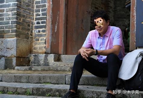 儿子开百万豪车回乡过年，见人就发“华子”，父亲却跟他断绝来往 知乎