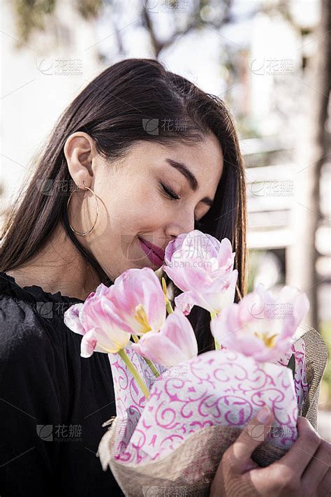 一个年轻人在公园里给他的女朋友送花。