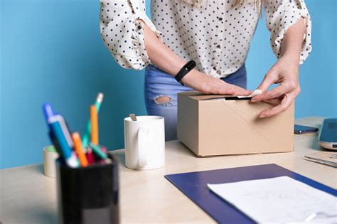한 여성이 바탕 화면에 작은 골판지 상자인 소포를 포장하고 있습니다 온라인 상점 및 중소기업 35 39세에 대한 스톡 사진 및 기타 이미지 Istock