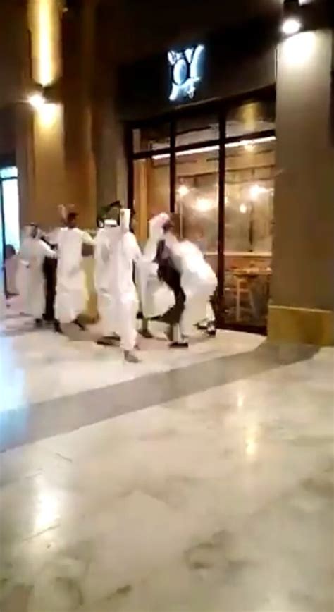 مشاجرة عنيفة وضرب بأحذية وعقال بمجمع تجاري في الكويت رويترد عربي