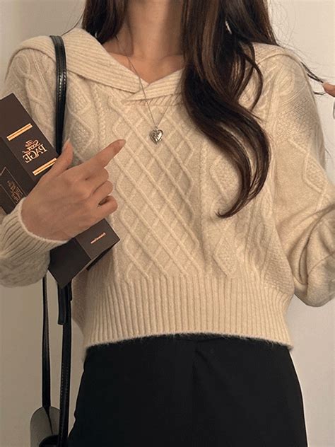 [아방핏 발랄💕︎]하링 세일러카라 꽈배기 하프 크롭 긴팔니트 에이블리