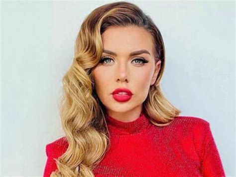 Голая Анна Седокова скинула с себя полотенце в ванной показав пышный
