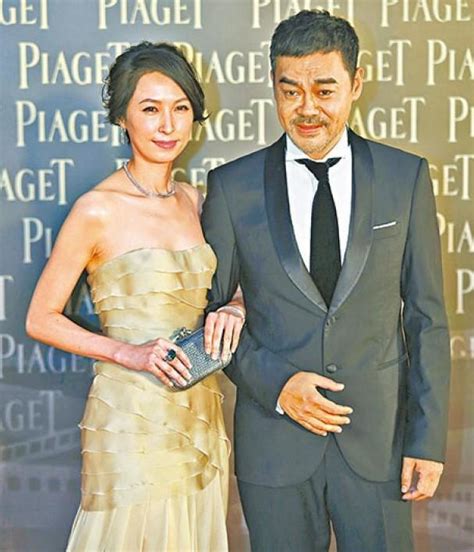 刘青云郭蔼明牵手逛街，太太美得发亮，这才是婚姻幸福的模样