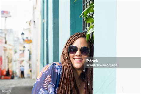 땋은 머리에 선글라스를 끼고 창문에 기대어 있는 예쁜 여자의 초상화 땋은 머리에 대한 스톡 사진 및 기타 이미지 땋은 머리 30 34세 거리 Istock
