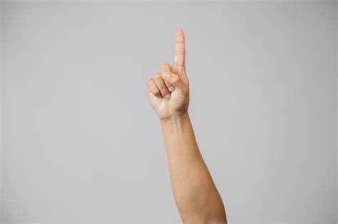 사랑과 평화의 상징 회색 배경스튜디오에서 두 손가락을 올리는 두 손가락을 올리는 남자의 손 가리키기에 대한 스톡 사진 및 기타