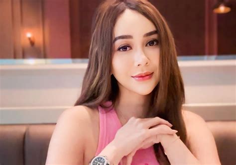 Potret Cantik Aura Kasih Pakai Tanktop Pink Pamer Senyum Manis Bikin