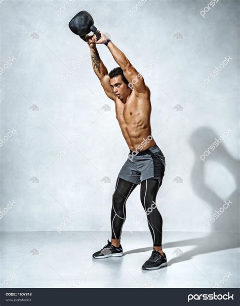 مرد جوان قوی در حال تاب خوردن کتل بل عکس مرد خوشتیپ با نیم تنه برهنه در