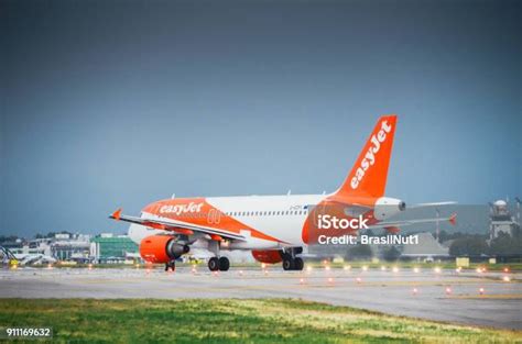 밀라노 리 나 떼 공항에 Easyjet 상업 비행기 토지 리 나 떼 알리탈리아 많은 짧은 매체 범위 서비스를 위한 주요 허브가