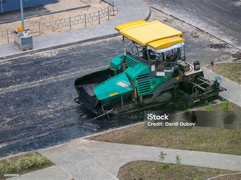 도로를 수리하고 새로운 도로 증기 롤러 중장비 아스팔트 도로의 현대 기술 0명에 대한 스톡 사진 및 기타 이미지 0명 거리 건설 기계류 Istock