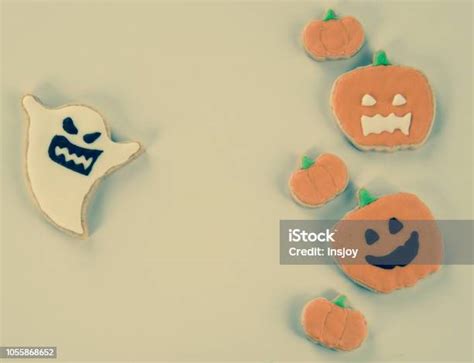 신선한 맛 있는 수 제 장식된 할로윈 쿠키 과자 어두운 나무 배경 할로윈 파티의 개념에 복사 공간 평면도 텍스트에 대 한 빈 합니다 10월에 대한 스톡 사진 및 기타 이미지