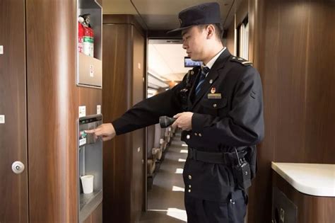 动车组随车机械师拿着手电筒东照西照护航高铁安全运行 澎湃号政务 澎湃新闻 The Paper
