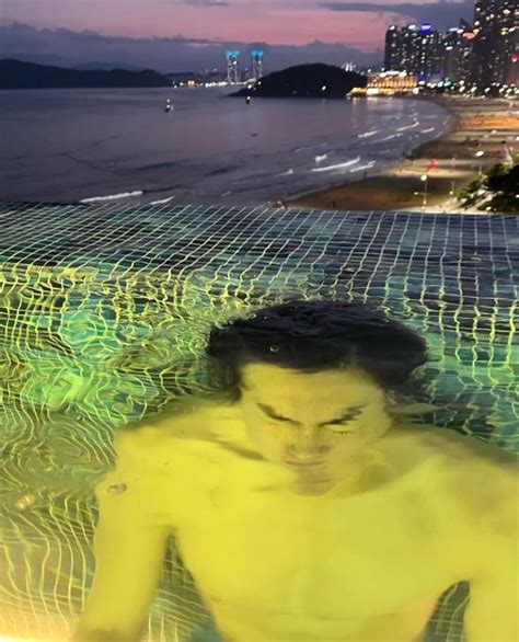 Hong Tae Jun Anger Art Poses Photo