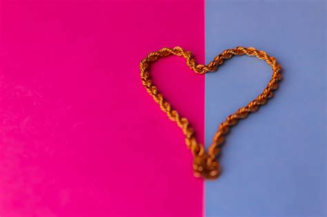 아름 다운 황금 축제 체인은 독특한 분홍색 보라색 파란색 배경 및 복사 공간에 심장의 모양에 직물의 질감 개념에 대한 스톡 사진 및 기타 이미지 Istock