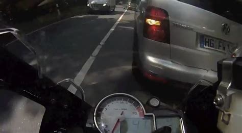 Zdjęcia s1000RR prawie wjezdza w volkswagena Sekunda nieuwagi