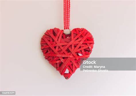 리본에 빨간 고리버들 하트가 걸려 있습니다 사랑 발렌타인 데이와 로맨스의 개념 개념에 대한 스톡 사진 및 기타 이미지 개념