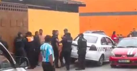 ¡se Agarraron A Golpes Policías Y Vecinos Protagonizan Campal Pelea En