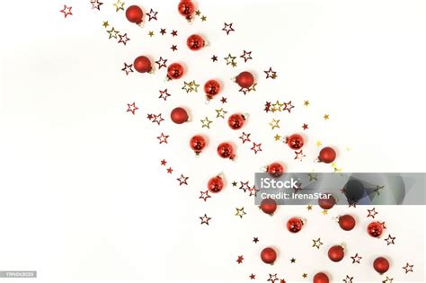 크리스마스 배경 텍스트에 대한 빈 복사 공간이 흰색 배경에 Xmas 또는 새해 레드 골드 색상 장식 엽서 또는 초대를위한 휴일