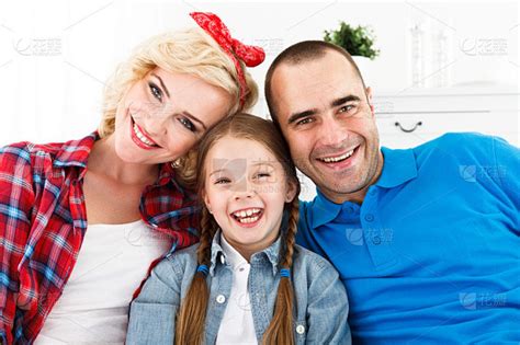 幸福家庭的三个近距离肖像